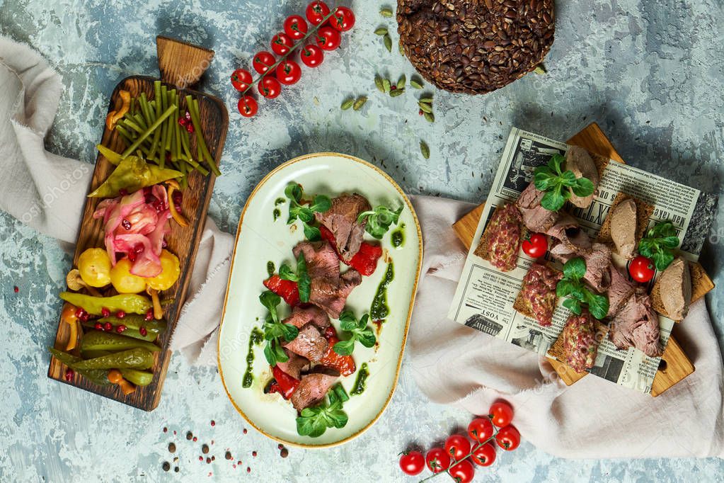 Snacks de carne fr a con verduras en escabeche. Hermosa porci n de ...