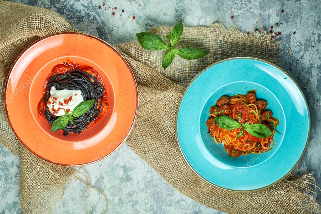 Platos multicolores con pasta. Fondo gris claro texturizado. Hermosa ...