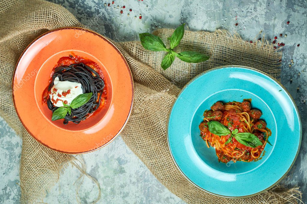 Platos multicolores con pasta. Fondo gris claro texturizado. Hermosa ...