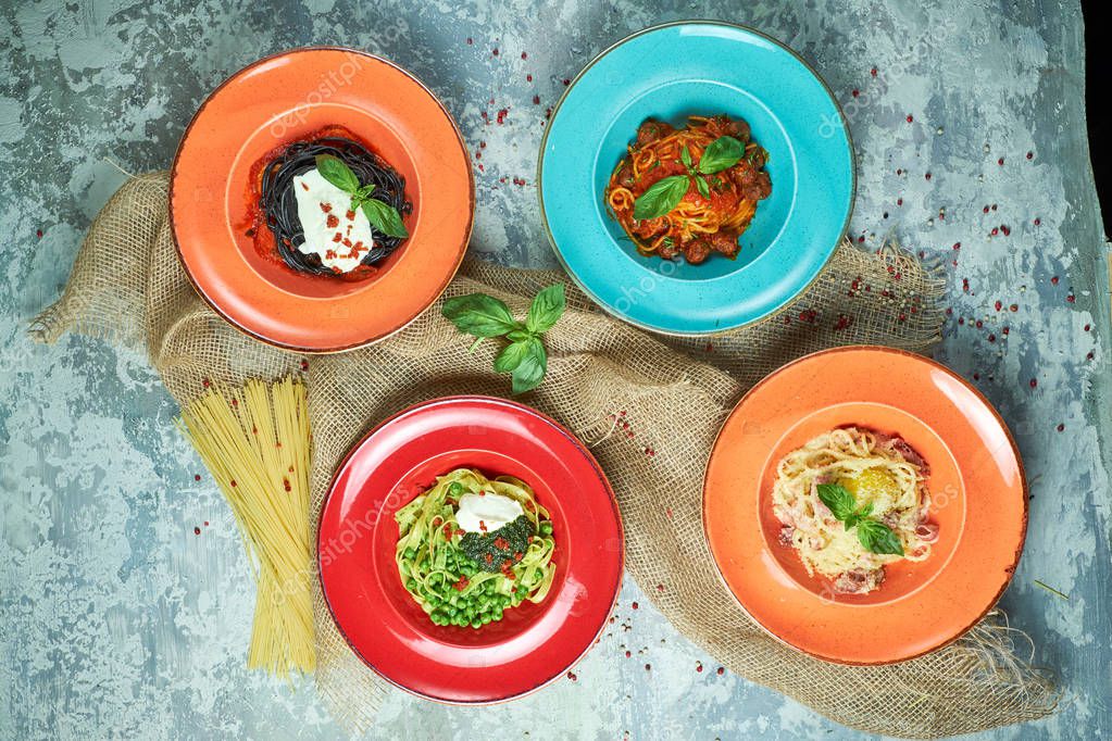 Platos multicolores con pasta. Fondo gris claro texturizado. Hermosa ...