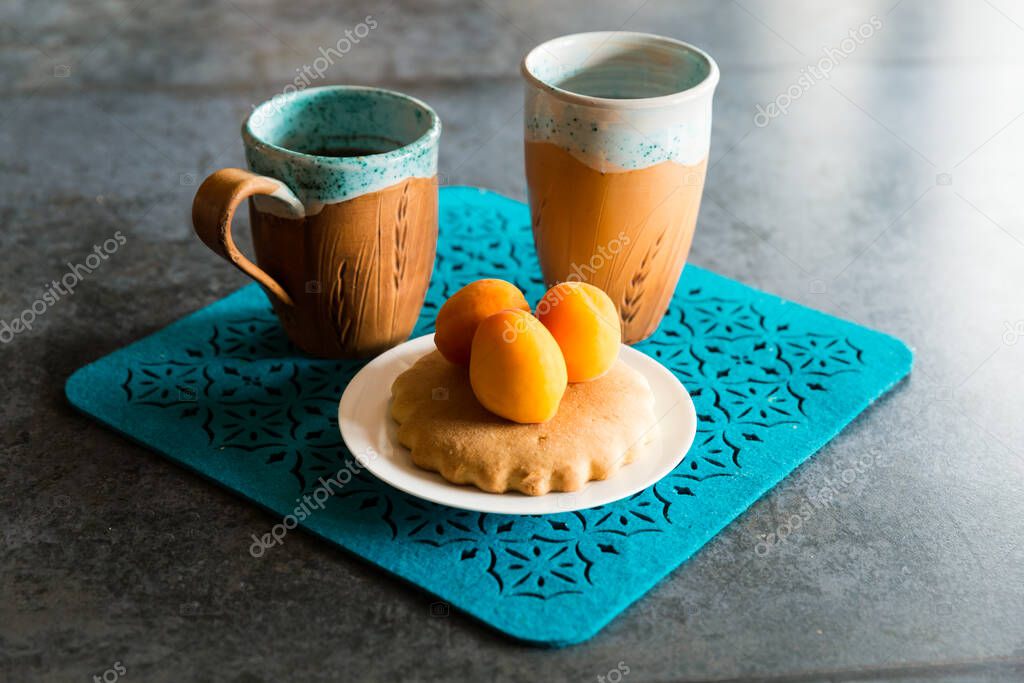 Un desayuno para mí. Café negro, pastel natural dulce y albaricoques ...