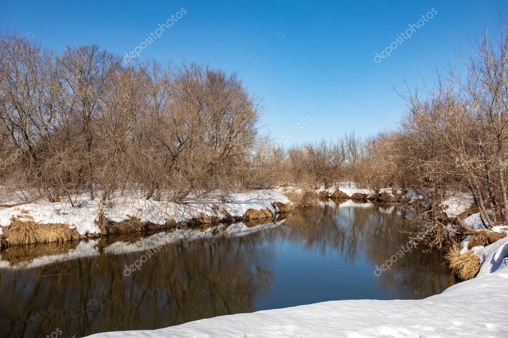 El comienzo de la primavera. La nieve se derrite y comienza la ...