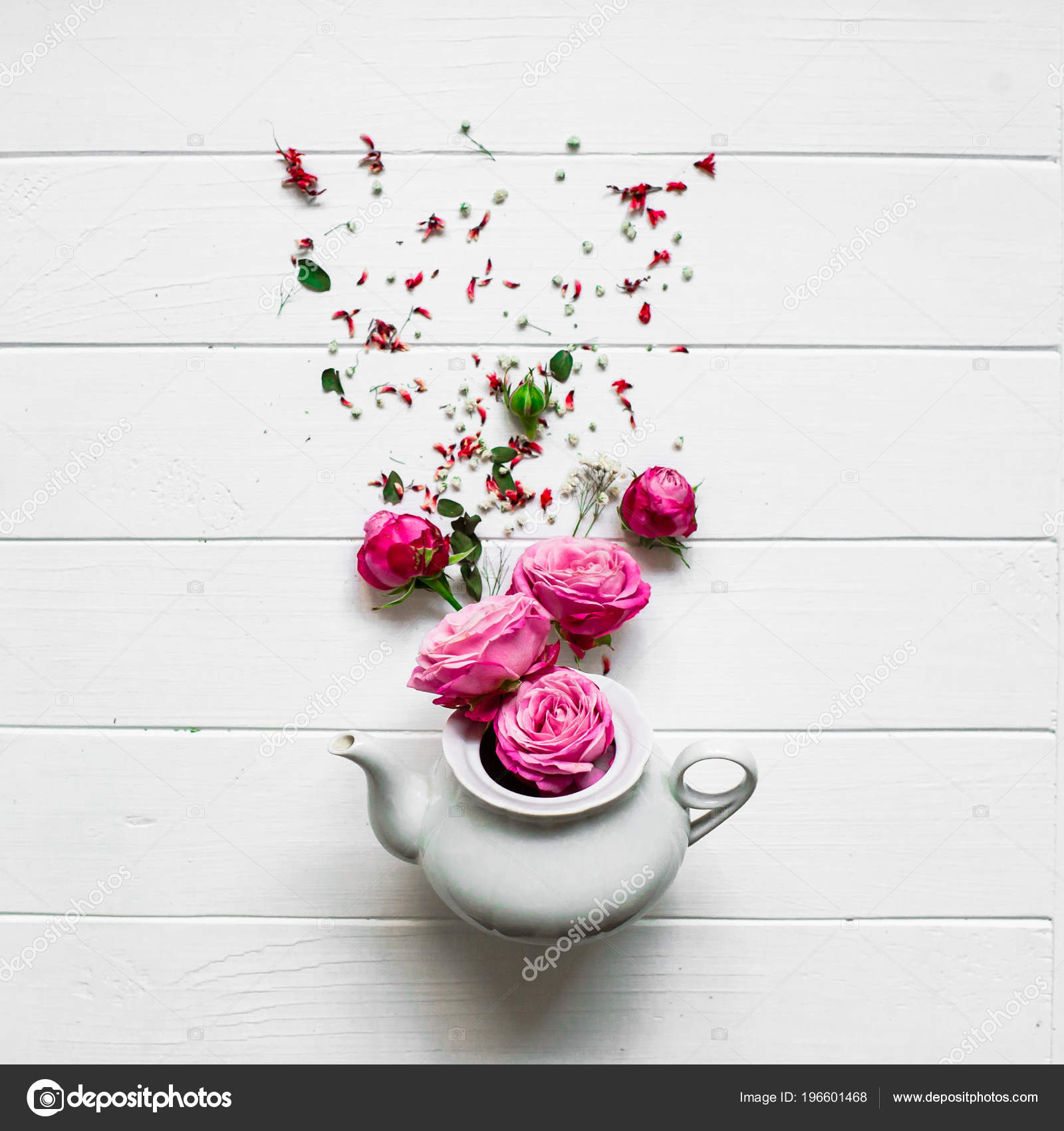 Tea Pot Roses Wooden Background Stock Photo by ©Photo_life 196601468