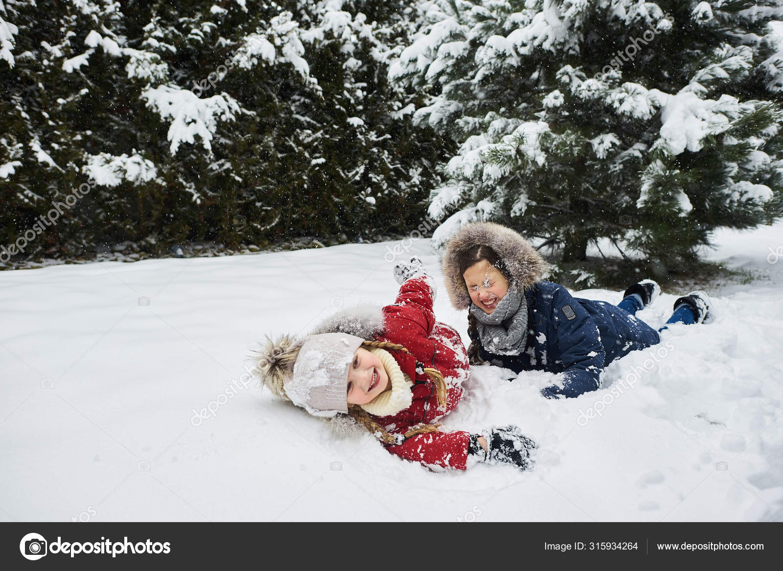 Barn Som Leker Ute Uteleker Og Uteleker For Barn. Kjøp I Dag På