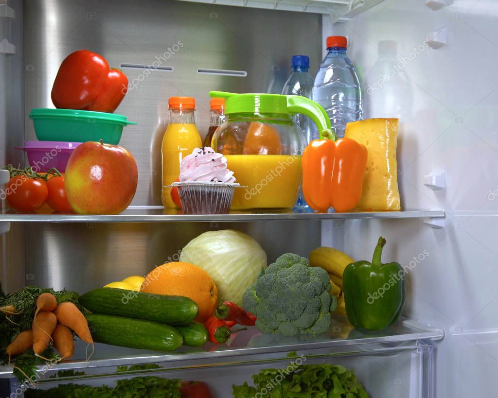 Refrigerador lleno de frutas y verduras. Nevera con alimentos ...