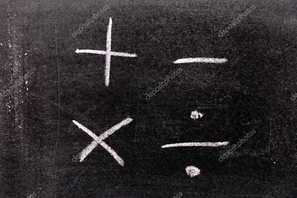 Dibujo a mano de tiza blanca en forma de símbolo matemático (más, menos ...