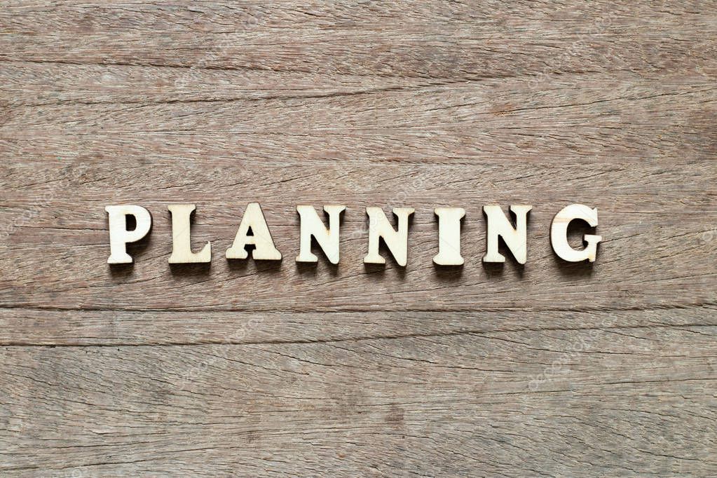 Bloque de letras en la planificación de palabras sobre fondo de madera 2023