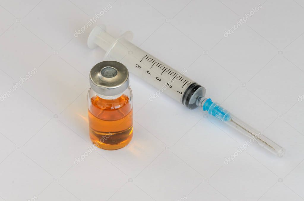 Jeringa inyectable y vacuna sobre fondo blanco 2024
