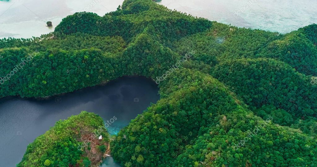 Vista aérea de la laguna Sugba. Hermoso paisaje con laguna azul, Parque ...
