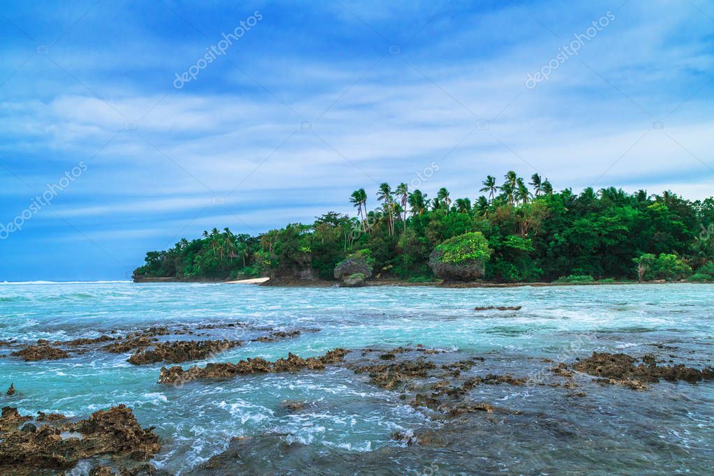 Isla tropical. Paisaje colina, nubes y montañas rocas con selva ...