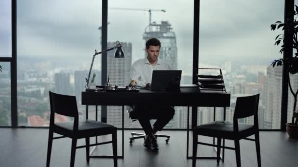 Vídeos de Asunto serio libres de derechos | Depositphotos