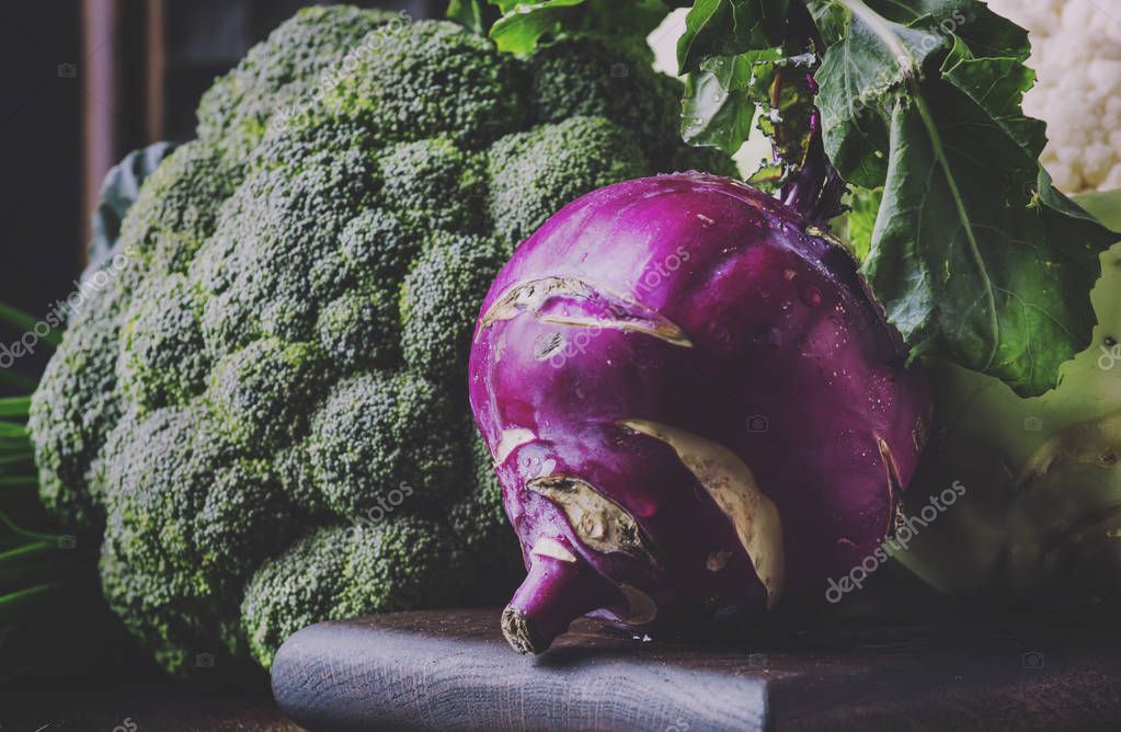 Diferentes tipos de col como la col blanca, la coliflor, el brócoli, el ...