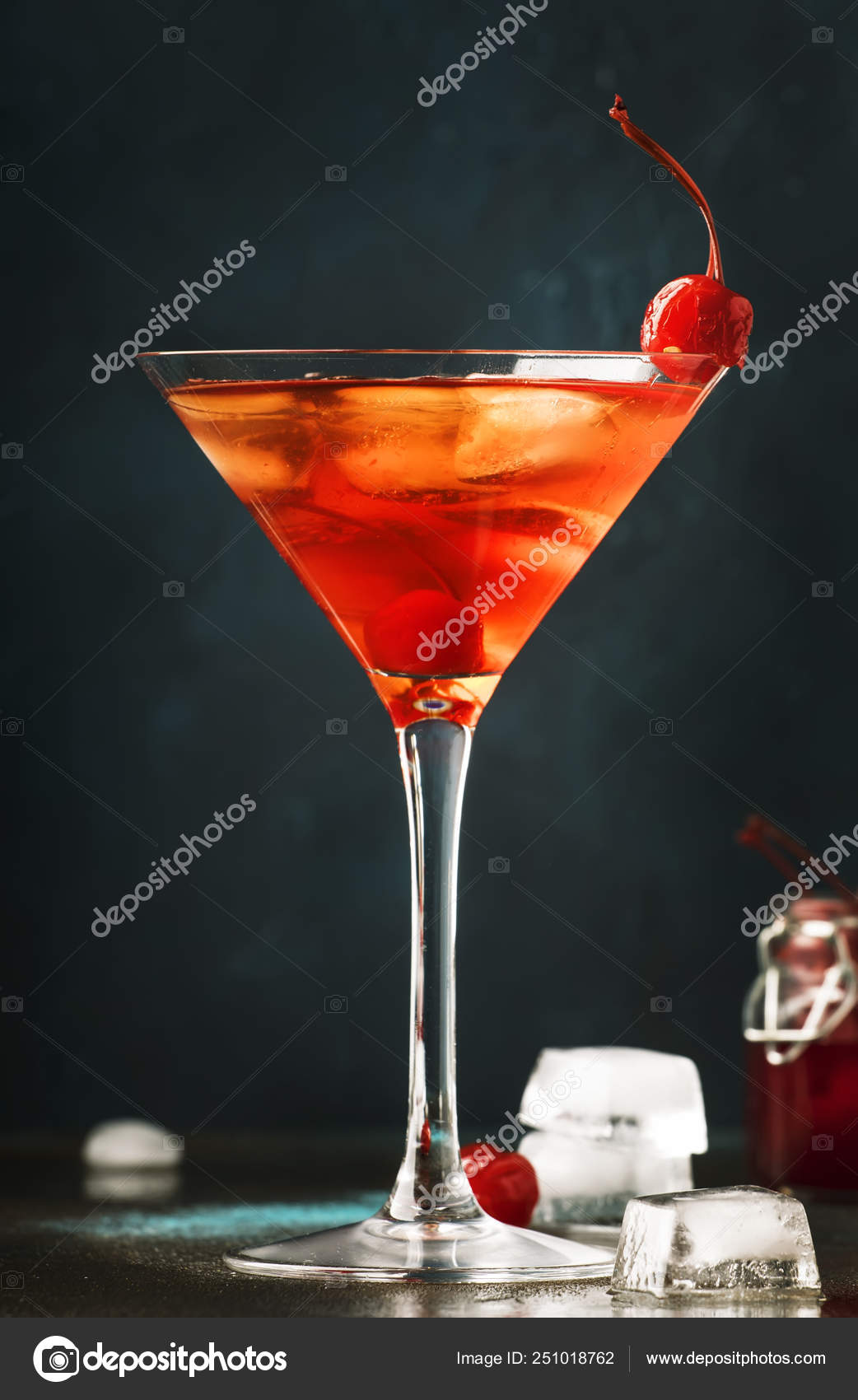 Clásico Cóctel Alcohólico Manhattan Con Bourbon Vemuth Rojo Amargo ...