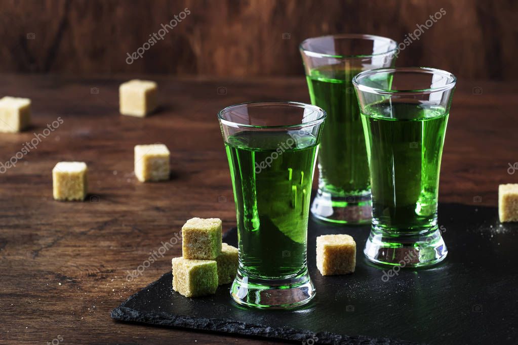Absenta - bebida alcohólica fuerte, tintura de ajenjo verde amargo en ...