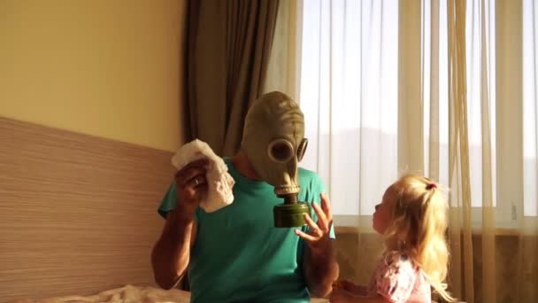 A man in a gas mask with a dirty diaper. — Stock Video © Polevoi #225834110