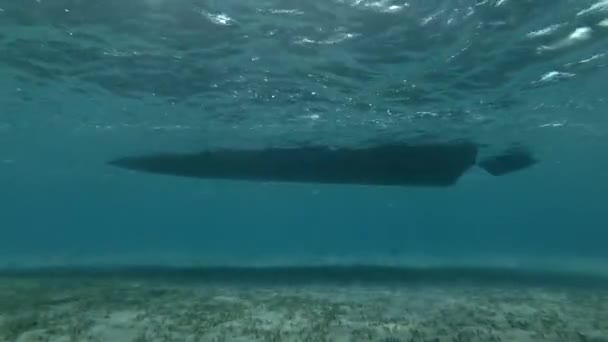 Speedboat in shallow water (Underwater view, 4K / 60fps) Red sea, Marsa ...