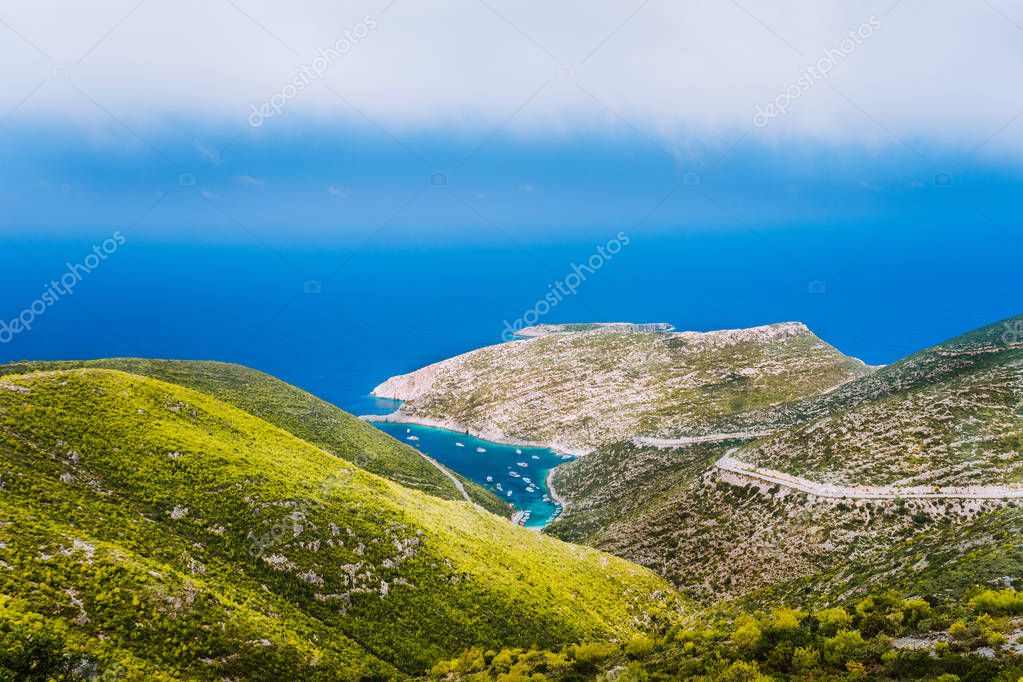Porto Vromi en la isla de Zakynthos, bahía azul del mar Mediterráneo ...