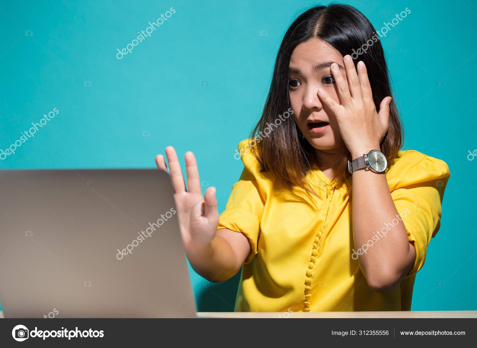 Woman has shock when she look at laptop — Stock Photo © Champja #312355556