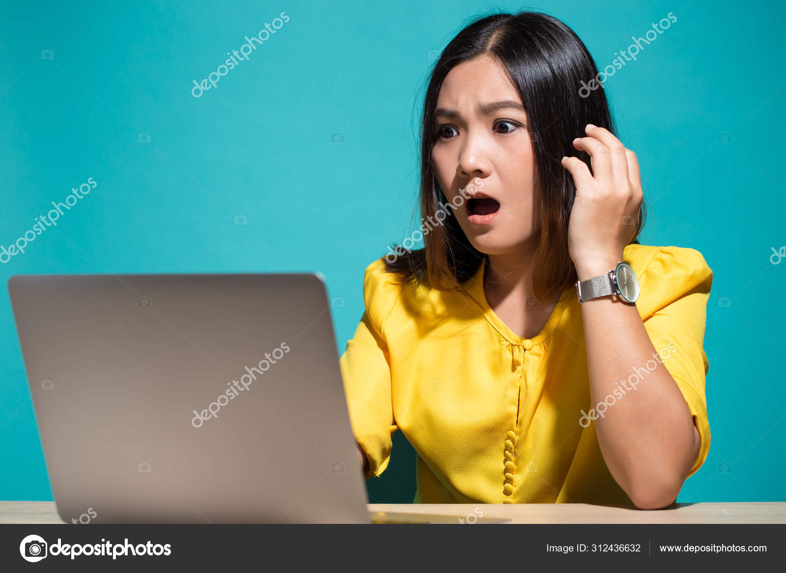 Woman has shock when she look at laptop — Stock Photo © Champja #312436632