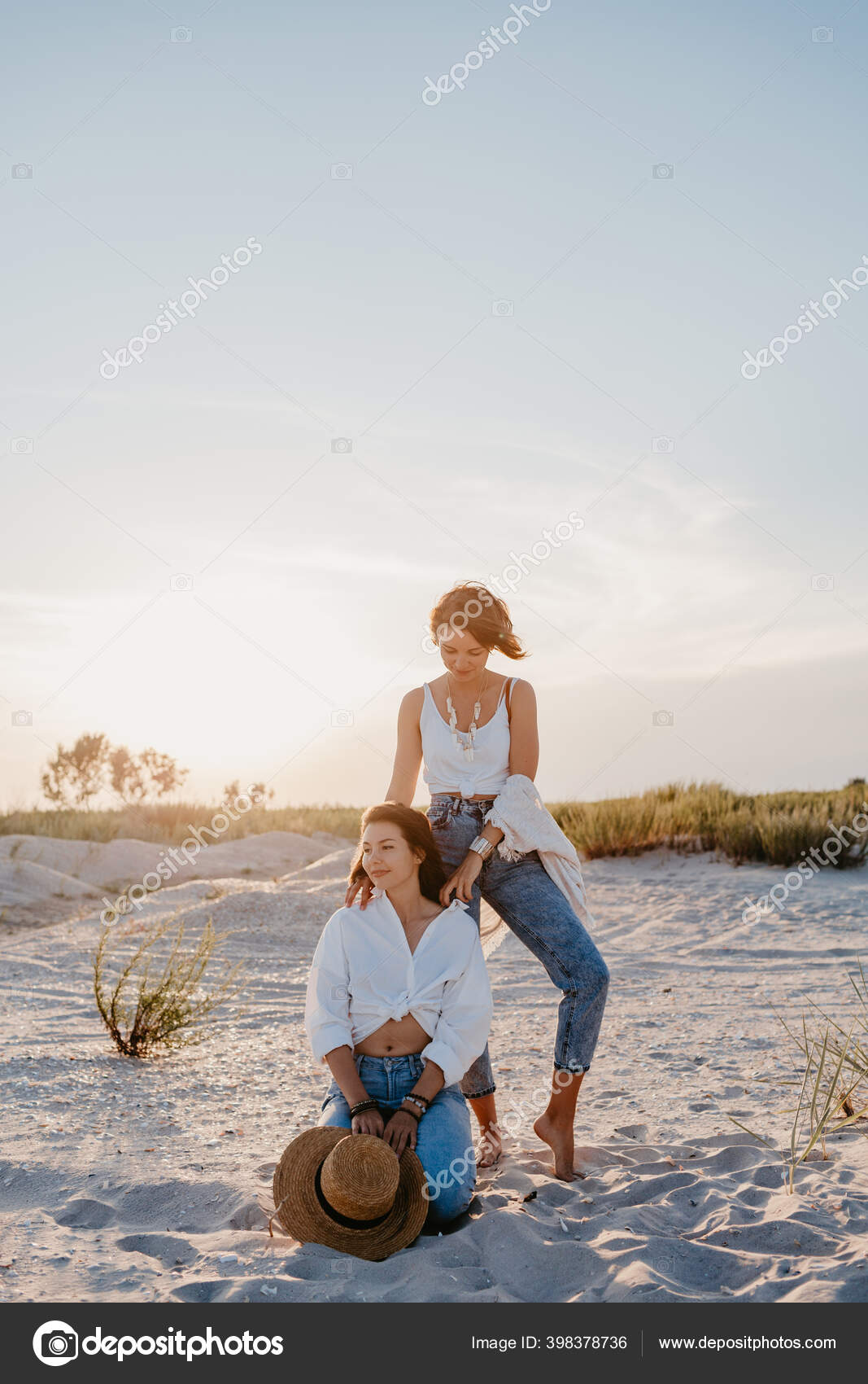 Two Young Women Having Fun Sunset Beach Queer Non Binary — Stock Photo © marymandarinka #398378736