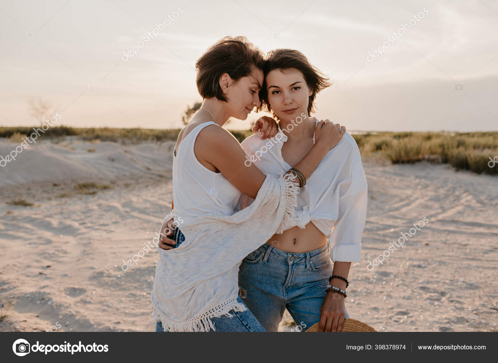 Two Young Women Having Fun Sunset Beach Queer Non Binary — Stock Photo © marymandarinka #398378974