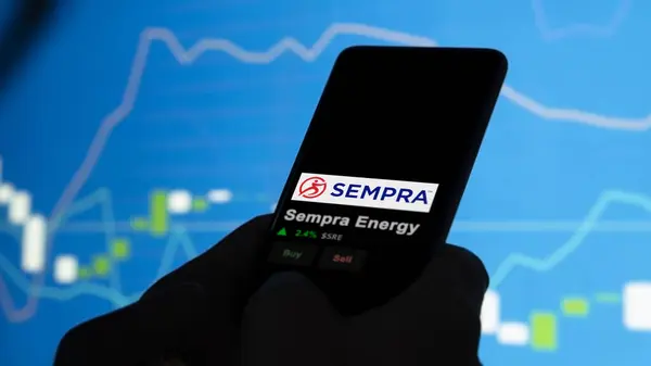 15 de enero de 2024. El logotipo de Sempra Energy en la pantalla de un ...
