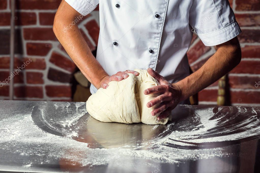 chef haciendo masa para pizza. Manos de hombre preparando pan. Concepto ...