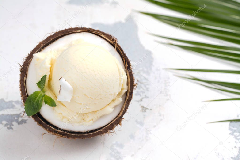 Helados de coco en mitades de cáscara de coco 2022