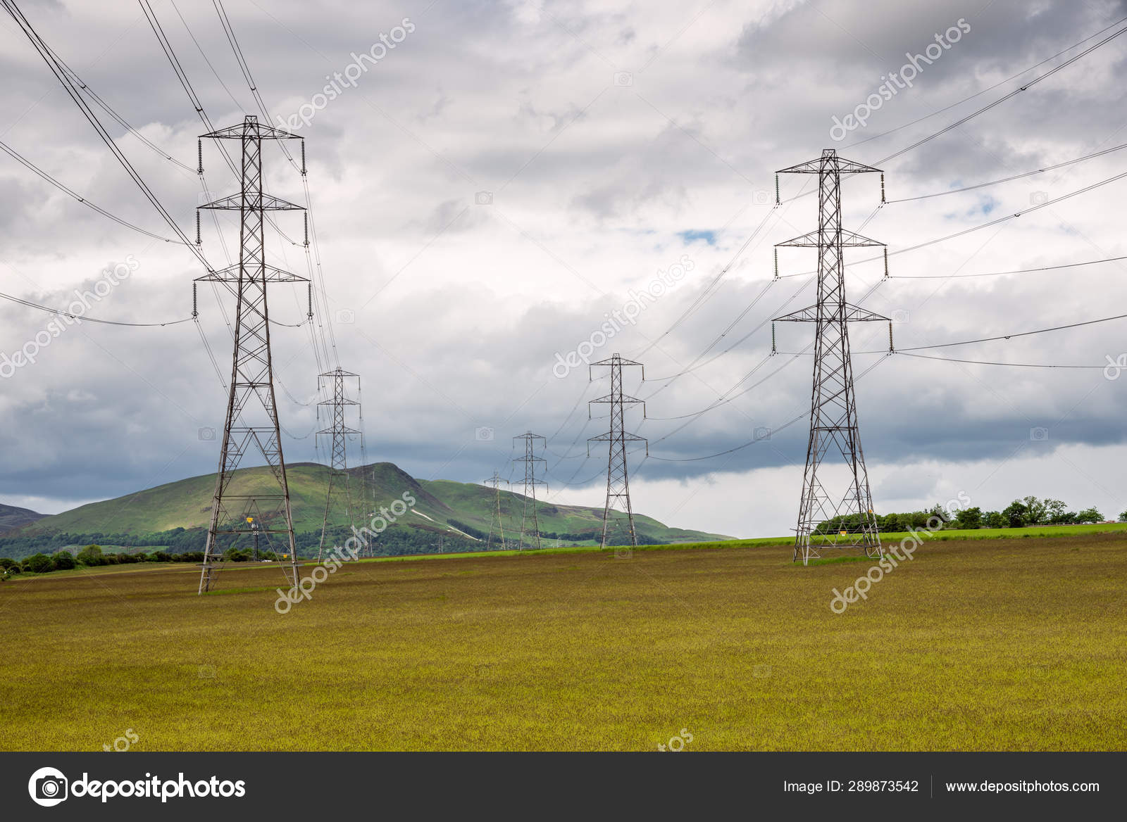 High Voltage Pylons Int Countryside Scotland Cloudy Summer Day — Stock ...