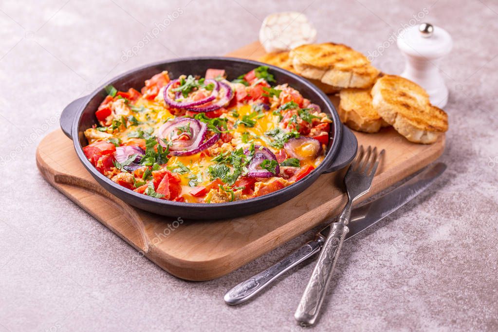 Shakshuka con pan tostado en una sartén. Cocina tradicional judía y de ...
