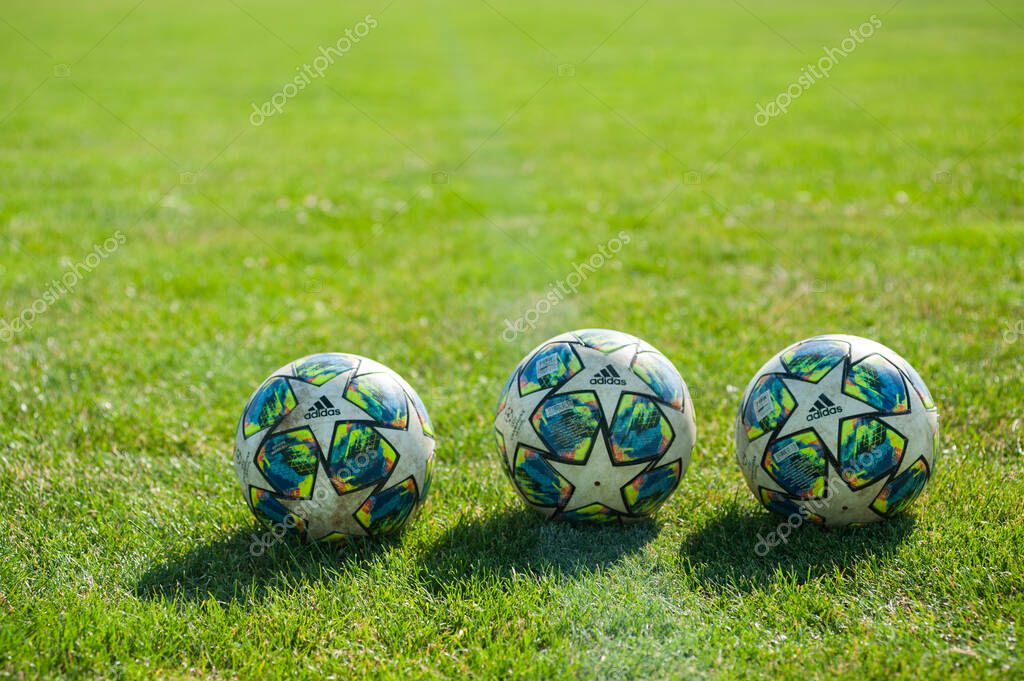 KHARKIV, UCRANIA - 4 de julio de 2020: balón de partido oficial de ...