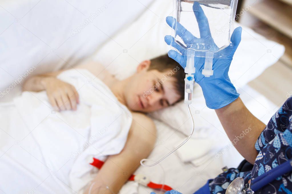 La enfermera inyecta al paciente con el paciente a través de una vena ...