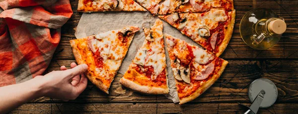 Escolhendo cardapio pizzaria Stock Photos, Royalty Free Escolhendo ...