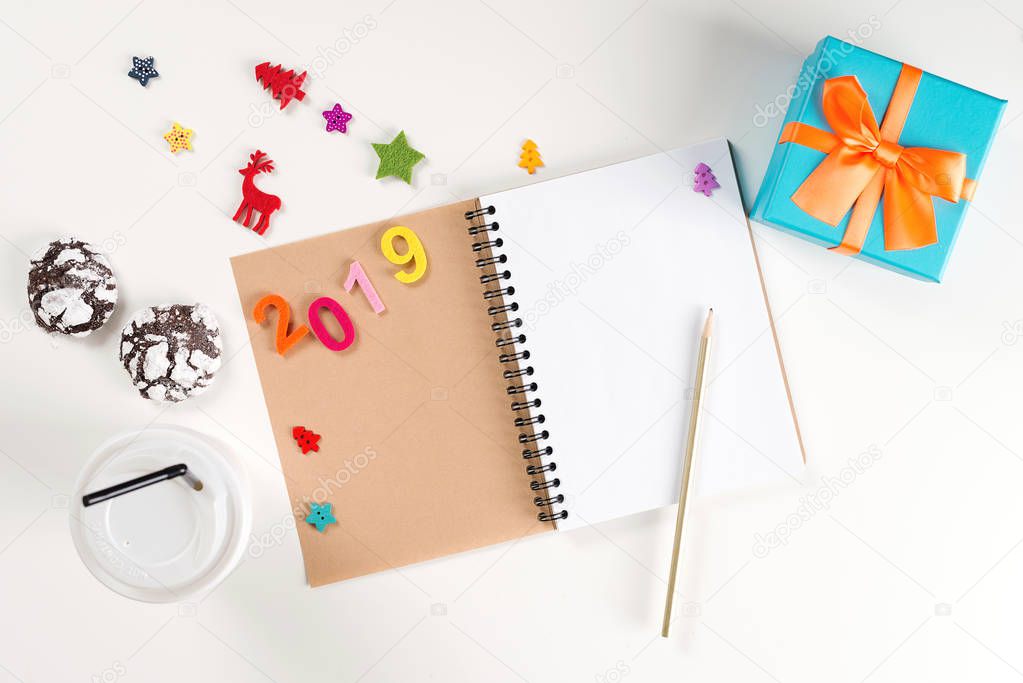 Año Nuevo 2019. Cuaderno abierto y bolígrafo sobre mesa blanca ...