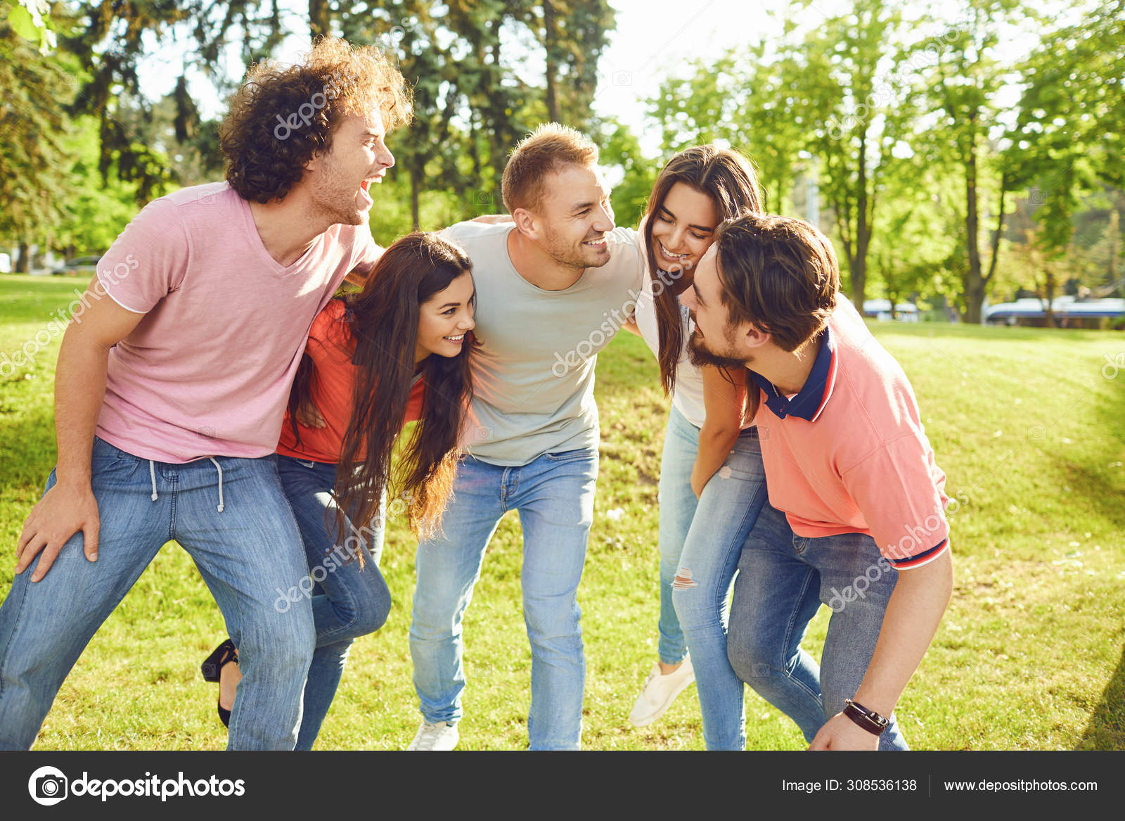 Grupo De Amigos Rindo