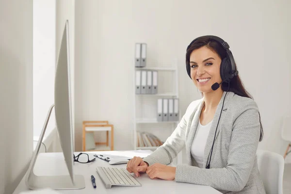 Operadora de centro de llamadas mujer con auriculares sentada en una ...