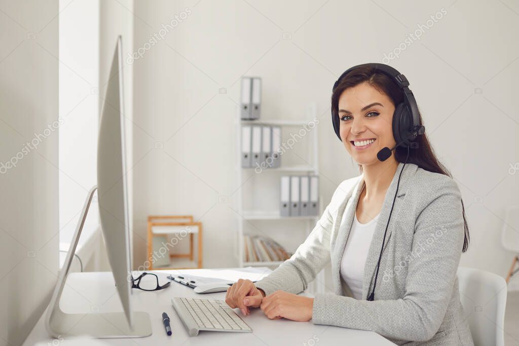 Operadora de centro de llamadas mujer con auriculares sentada en una ...