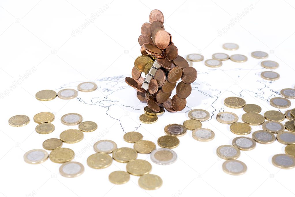 Un montón de monedas en el mapa del mundo. Foto abstracta de la ...