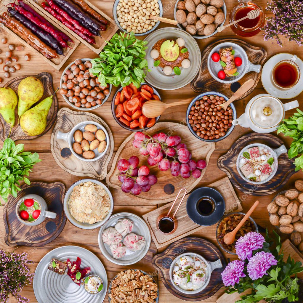 Dulces y postres tradicionales georgianos con avellanas, nueces, zumo ...