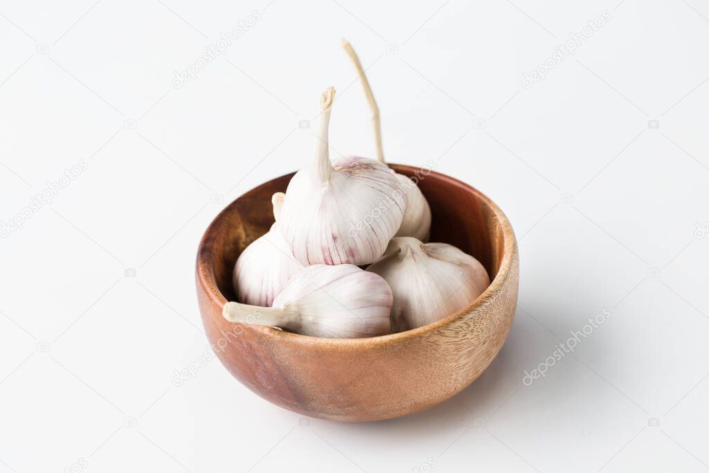 Bulbo de ajo - diente de ajo en el fondo blanco 2024