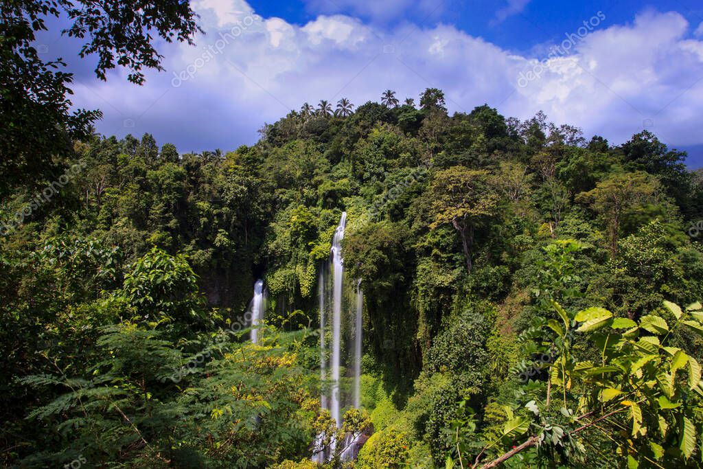 La isla de Bali es una pequeña isla hermosa y una parte del ...