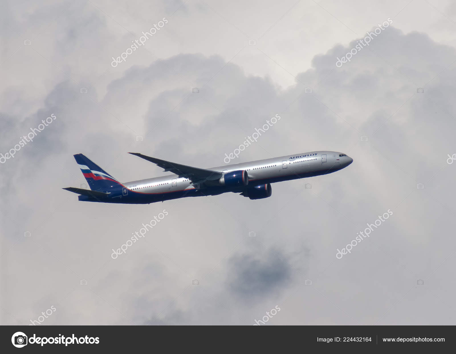 Aeroflot Boeing B777 300Er Plane Seen Flying Front Massive Cumulus ...