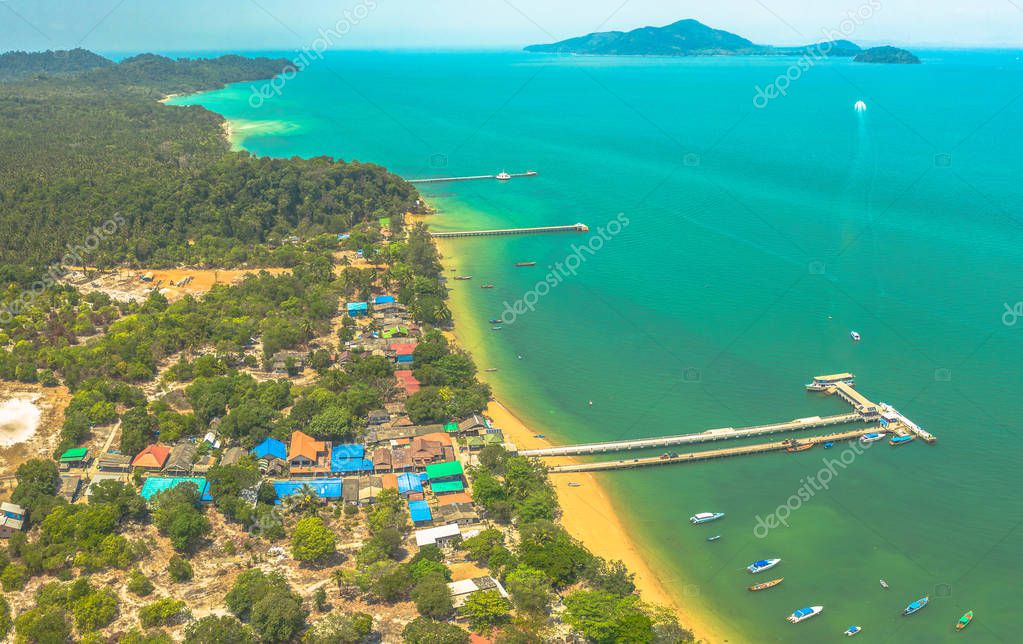 vista aérea sobre el embarcadero de Koh Phayam que es el único lugar en ...