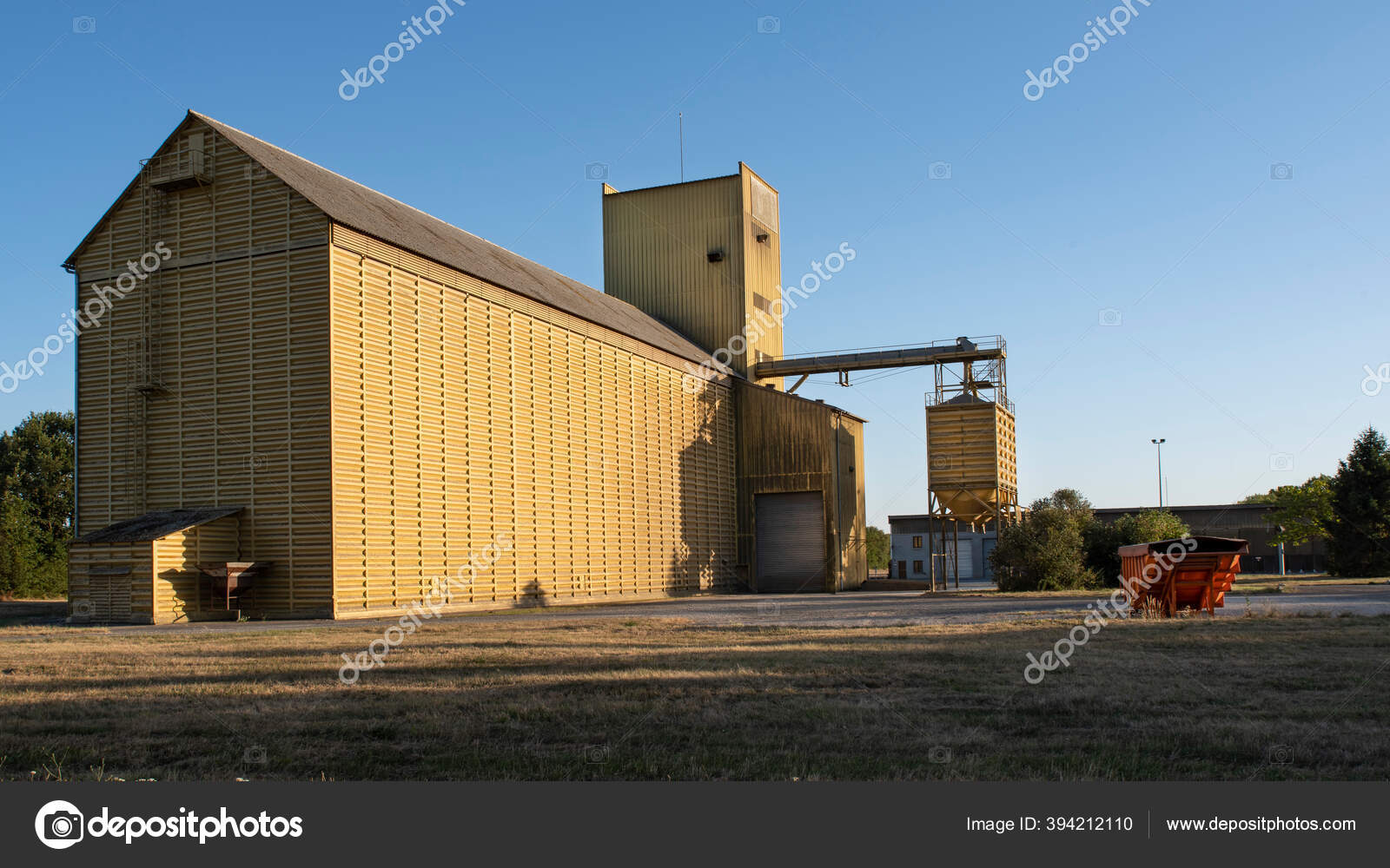 Almacén Silo Almacenamiento Grano — Foto de stock #394212110 © ccile ...