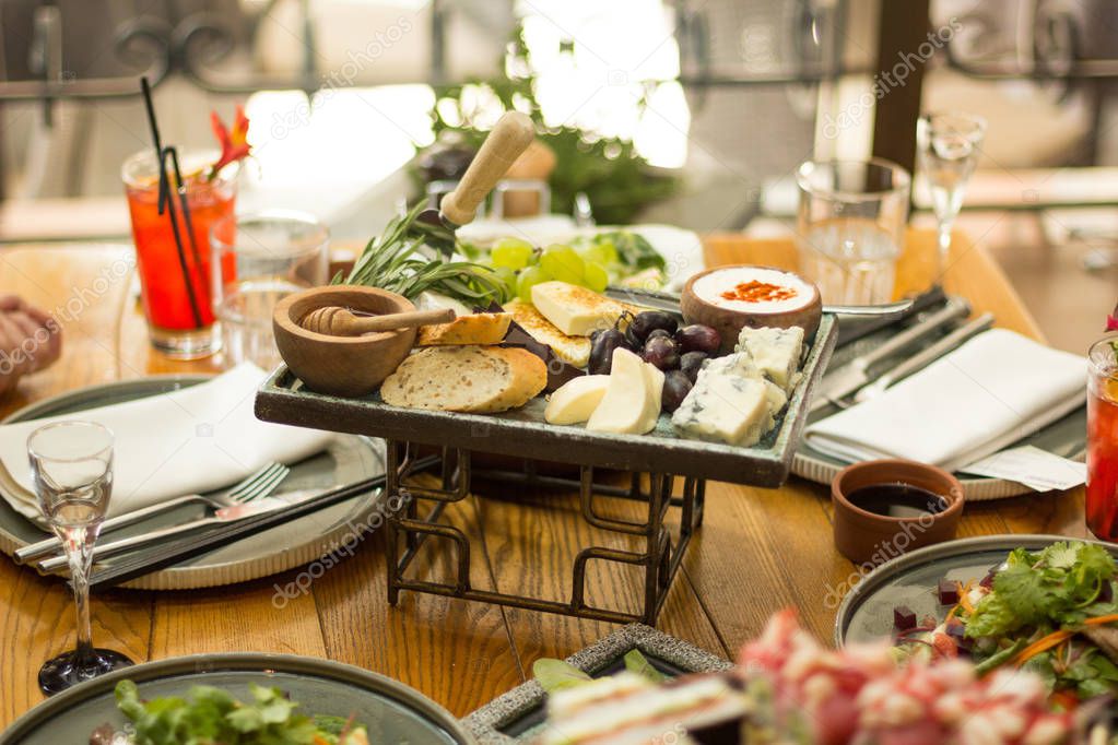 Mesa de comedor con comida, enfoque selectivo. Un restaurante. 2024