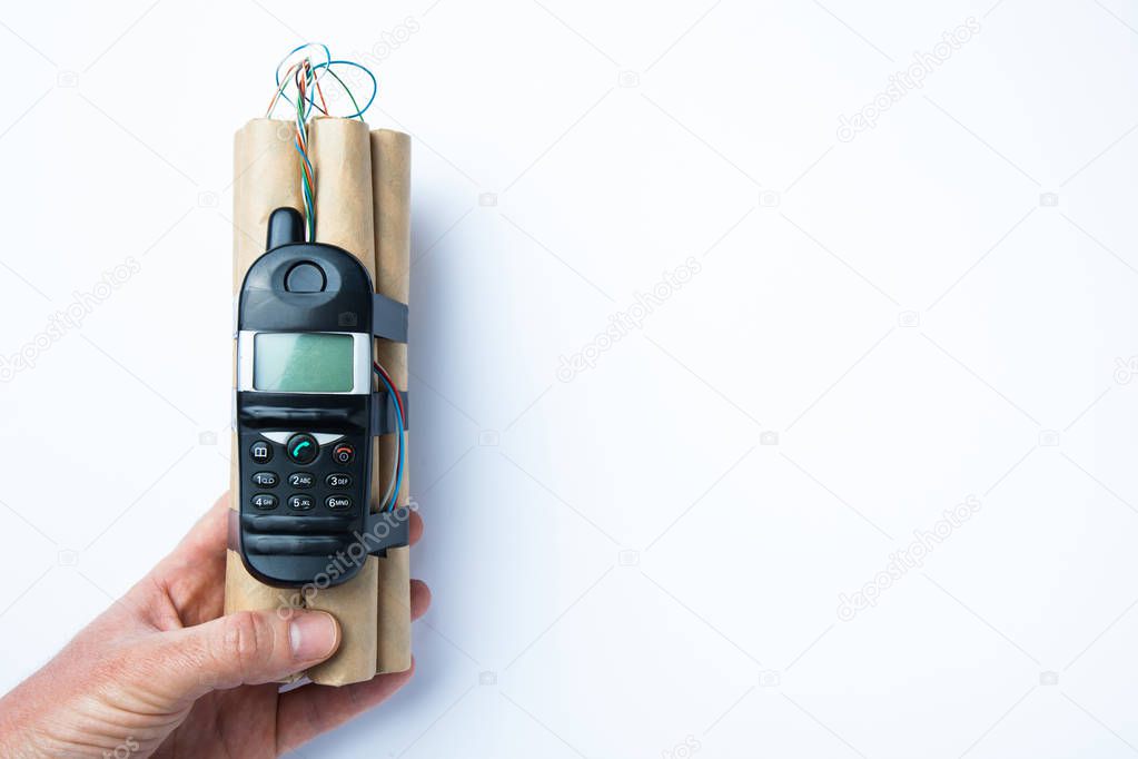 Bomba explosiva improvisada del dispositivo en la mano, espacio de ...
