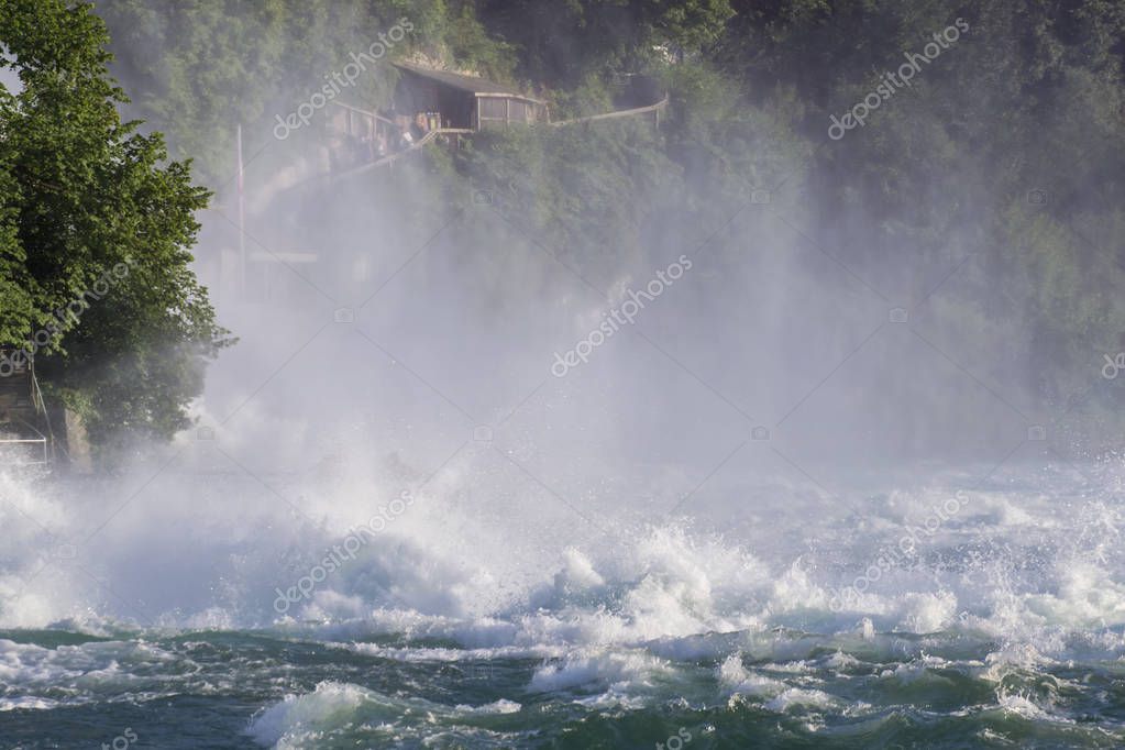 Vista de una poderosa cascada sobre el río Rin en Suiza, la belleza de ...