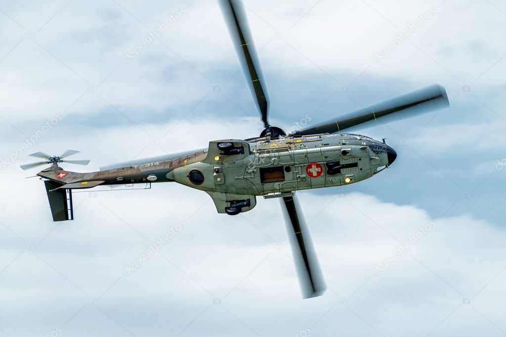Aerospace Eurocopter AS 332 Super Puma helic ptero de la Fuerza A rea Suiza durante la exhibici ...