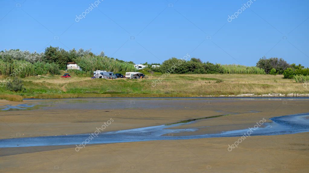 Camping abierto en la famosa playa de Queens en Nin, cerca de Zadar ...