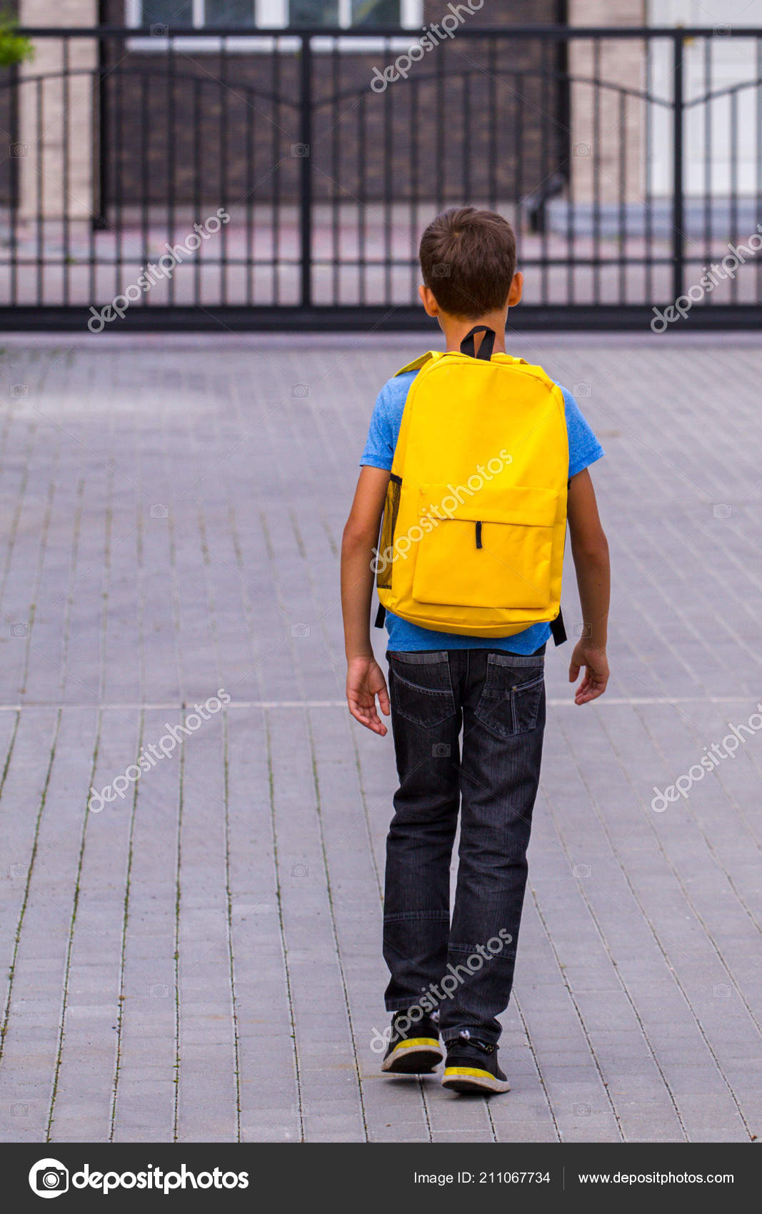 Boy with yellow backpack outdoors. Back view — Stock Photo © Vejaa ...